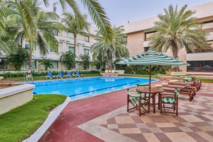 Piscina exterior, guarda-sóis, espreguiçadeiras 