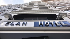 A fachada do HOTEL ELLAN com seu nome exibido em letras grandes.