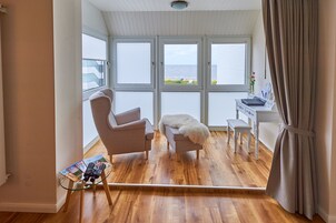 Suíte júnior, vista parcial para o mar | 1 quarto, roupas de cama premium, edredons de pluma