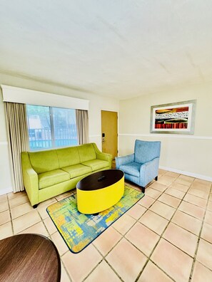 Cofres nos quartos, ferros/tábuas de passar roupa, roupa de cama