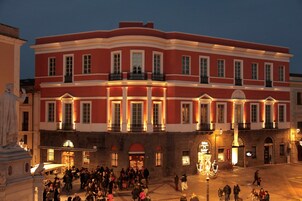 Fachada da propriedade à noite