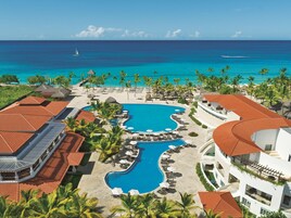 4 piscinas exteriores, toldos gratuitos, guarda-sóis