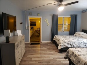 Suite-Estúdio Deluxe, 2 camas queen-size | Roupa de alta qualidade, camas de colchão viscoelástico 