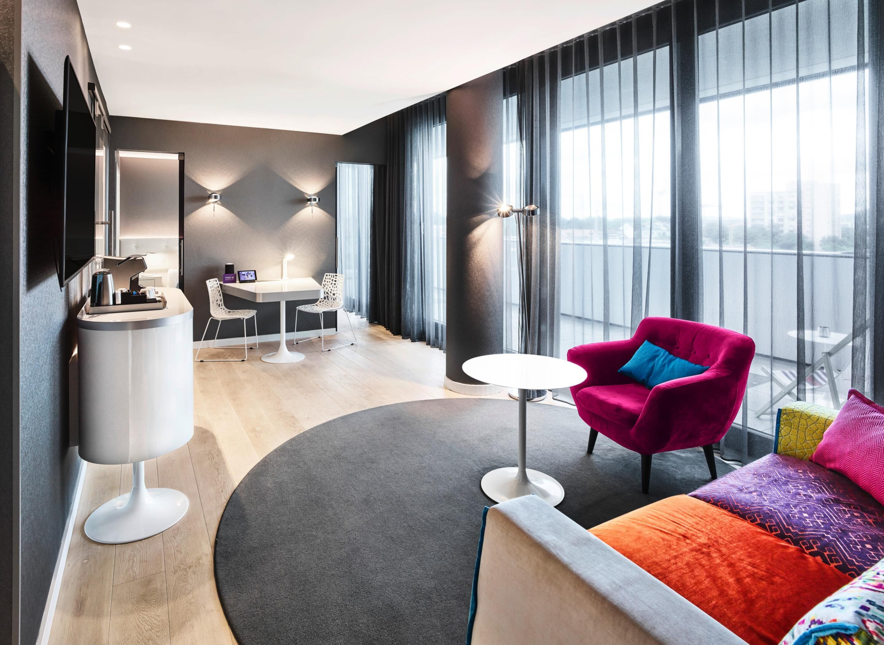 Roupa hipoalergénica, minibar, cofre no quarto, secretária 