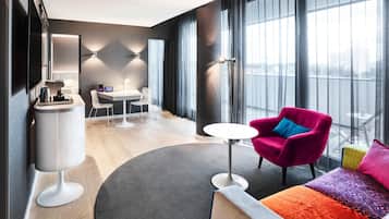 Roupa hipoalergénica, minibar, cofre no quarto, secretária