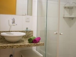 Apartamento | Casa de banho | Um polibã, um secador de cabelo, toalhas fornecidas 