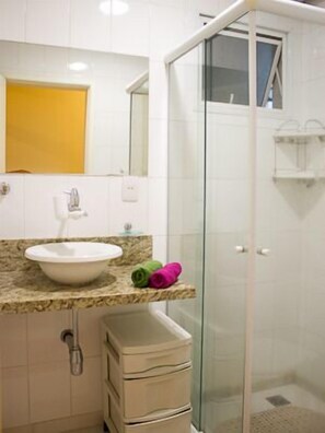 Apartamento | Casa de banho | Um polibã, um secador de cabelo, toalhas fornecidas 