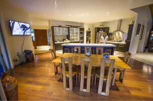 Casa de Luxo | Cozinha privada | Um frigorífico, um micro-ondas, um forno, uma placa de cozinha