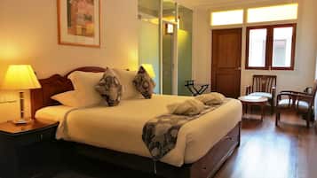 Quarto Deluxe | Roupa de alta qualidade, cofre no quarto