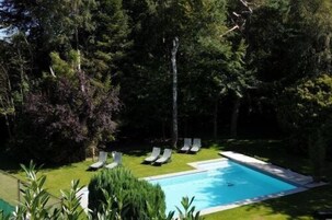 Piscina externa, espreguiçadeiras