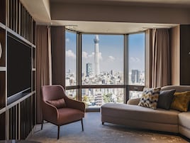 Cofres nos quartos, escrivaninha, cortinas blackout