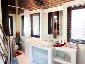 Villa 2 Bedrooms with Private Pool | Banheiro | Chuveiro/banheira combinados, banheira de imersão