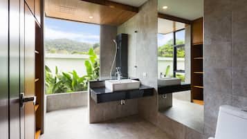 3 Bedroom Modern Zen Villa | Casa de banho | Um polibã, artigos de higiene pessoal grátis, um secador de cabelo