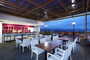 Bar na cobertura, vistas para o mar