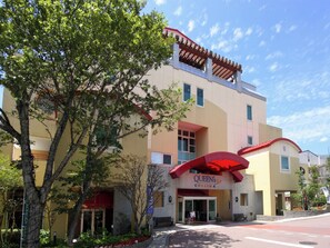 Cofre no quarto, secretária, cortinas/cortinados opacos 
