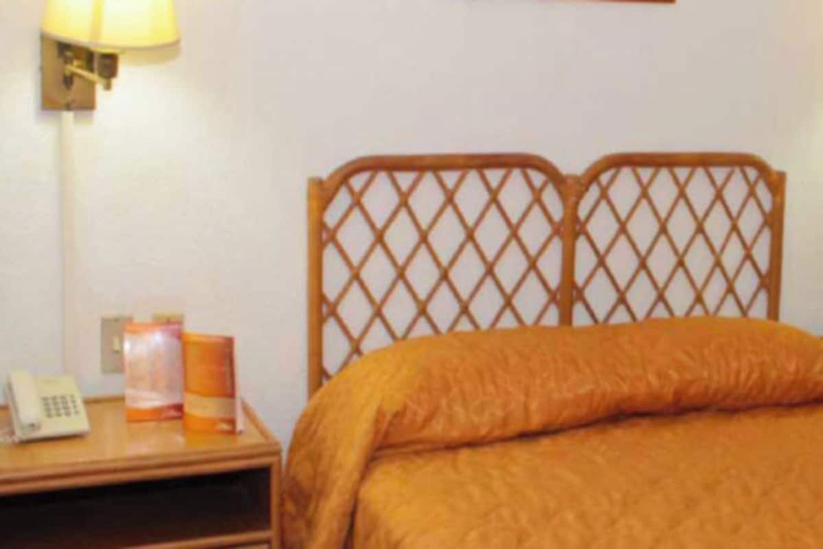 Quarto Duplo ou Twin Standard, varanda, vista para a piscina | Secretária, ferro/tábua de engomar, Wi-fi grátis