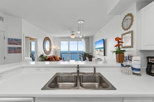 Apartamento em Condomínio Fechado, 2 quartos, vista para o mar (2105) | Cozinha privada | Um frigorífico/congelador grande, um micro-ondas, um forno 