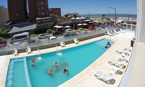Quarto Duplo Standard (Lateral al mar) | Piscina exterior | Piscina exterior, da(s) 10:00 à(s) 20:00, guarda-sóis 