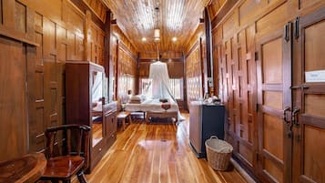 Quarto casal superior | Frigobar, individualmente decorados, escrivaninha