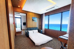 Junior Corner Family Suite ( Panorama Ocean View) | Sala de estar | Televisor de ecrã plano de 43 polegadas com canais por cabo, televisor 