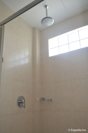 Quarto, vista para a piscina (1st Floor) | Chuveiro