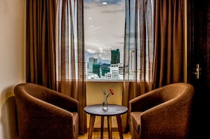 Roupa de alta qualidade, camas de colchão viscoelástico, minibar