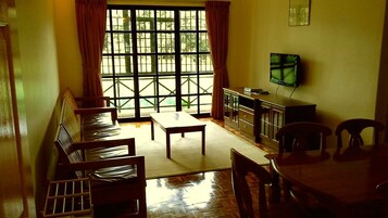 Apartamento, 3 quartos | Sala de estar | TV de tela plana 32 polegadas com canais via satélite, TV