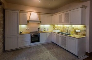 Quarto Duplo | Cozinha privada | Um frigorífico/congelador grande, um forno, uma placa de cozinha 