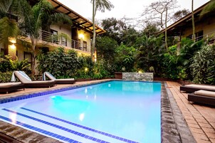 2 piscinas externas, espreguiçadeiras