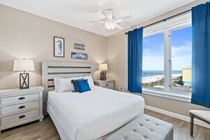 Apartamento em Condomínio Fechado, 3 quartos, vista para o mar (1-701) | Secretária adequada para computadores portáteis 
