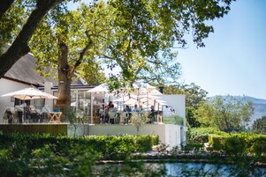2 restaurantes: servem pequenos-almoços, almoços e jantares