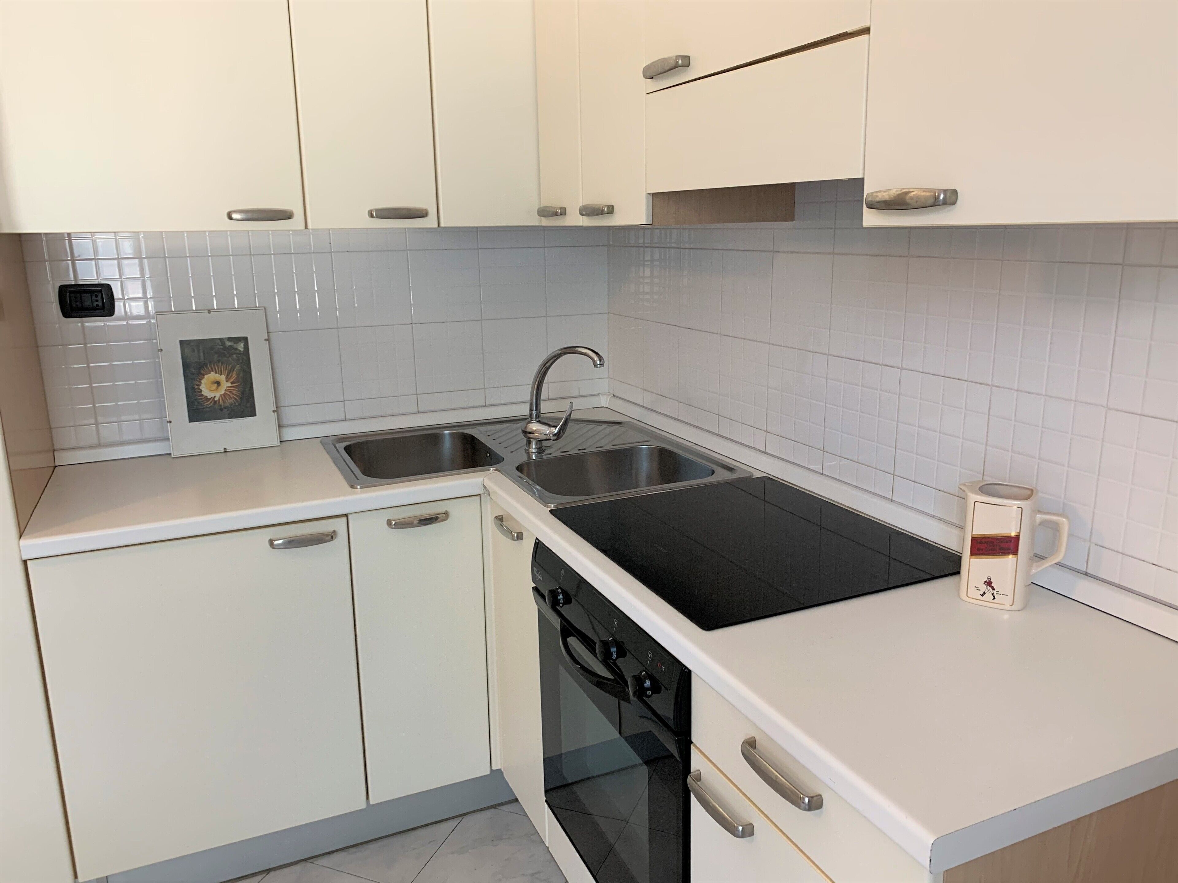 Um frigorífico, um forno, uma placa de cozinha 