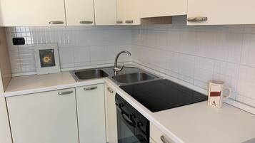 Um frigorífico, um forno, uma placa de cozinha