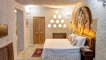 Suíte júnior, banheira de hidromassagem (Cave) | Roupas de cama premium, cofres nos quartos, escrivaninha