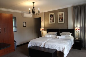 Quarto família | Roupas de cama premium, frigobar, individualmente decorados