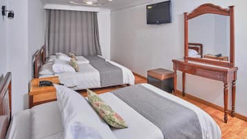 Quarto Triplo | Roupa hipoalergénica, secretária, Wi-fi grátis, roupa de cama fornecida
