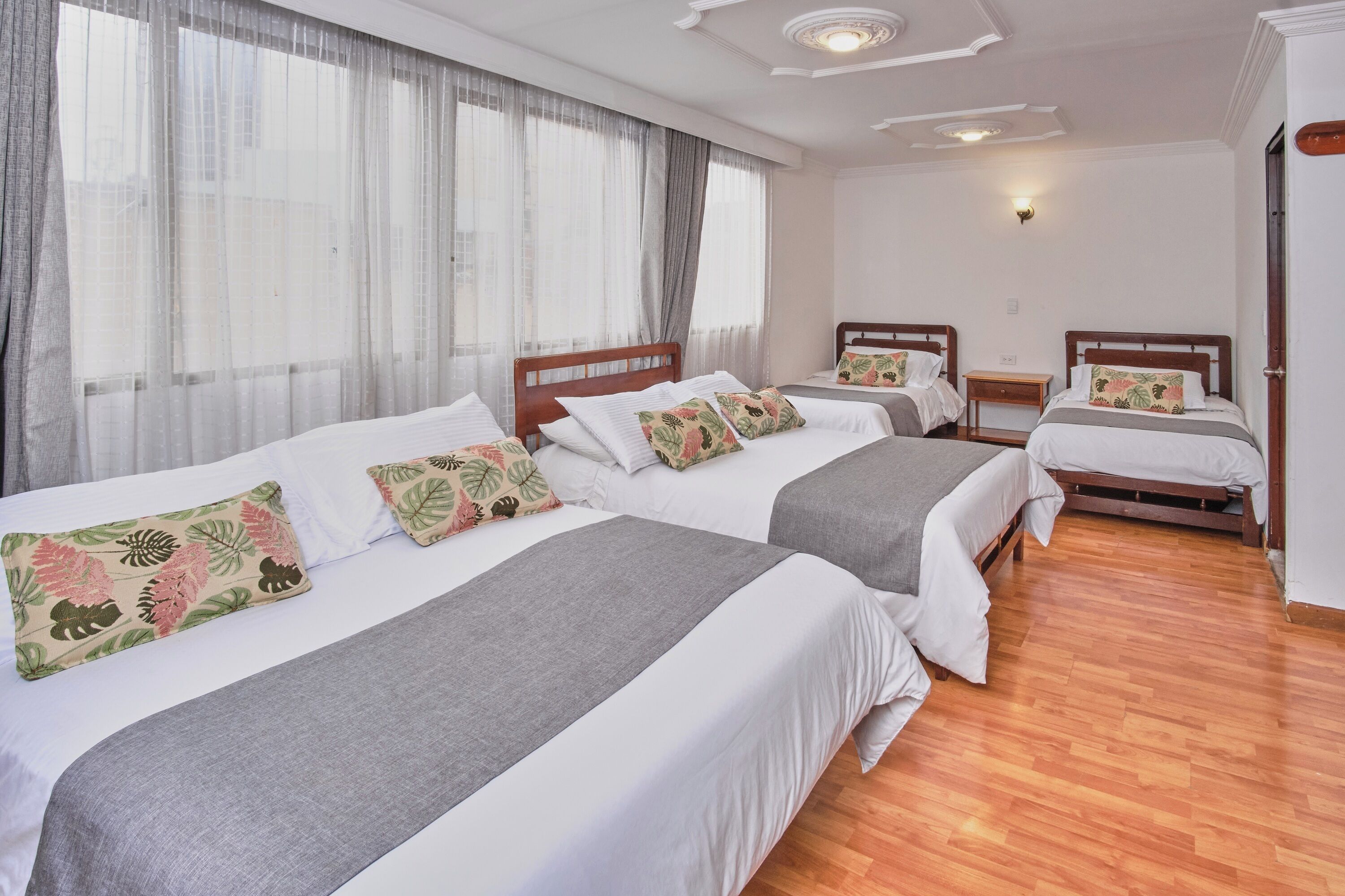 Quarto, várias camas | Roupa hipoalergénica, secretária, Wi-fi grátis, roupa de cama fornecida 