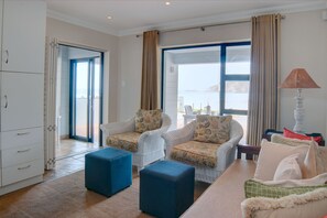 Dolphin Suite | Área de estar | Smart TV 64 polegadas com canais via satélite, DVD player, filmes pagos