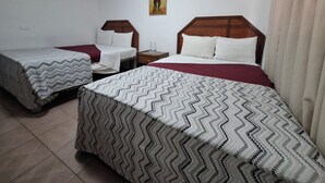 Quarto, 2 camas de casal | Edredons de pluma, cortinas blackout, ferros/tábuas de passar roupa