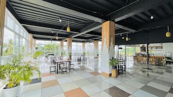 Serviço de café da manhã e almoço, vistas para o mar
