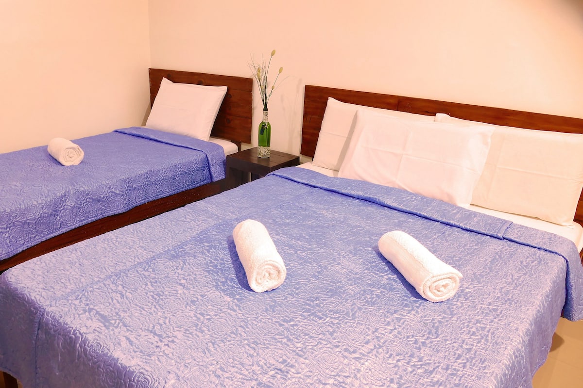 Quarto triplo luxo | Wi-Fi de cortesia, roupa de cama