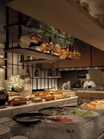 Pequeno-almoço tipo buffet diário mediante uma taxa 