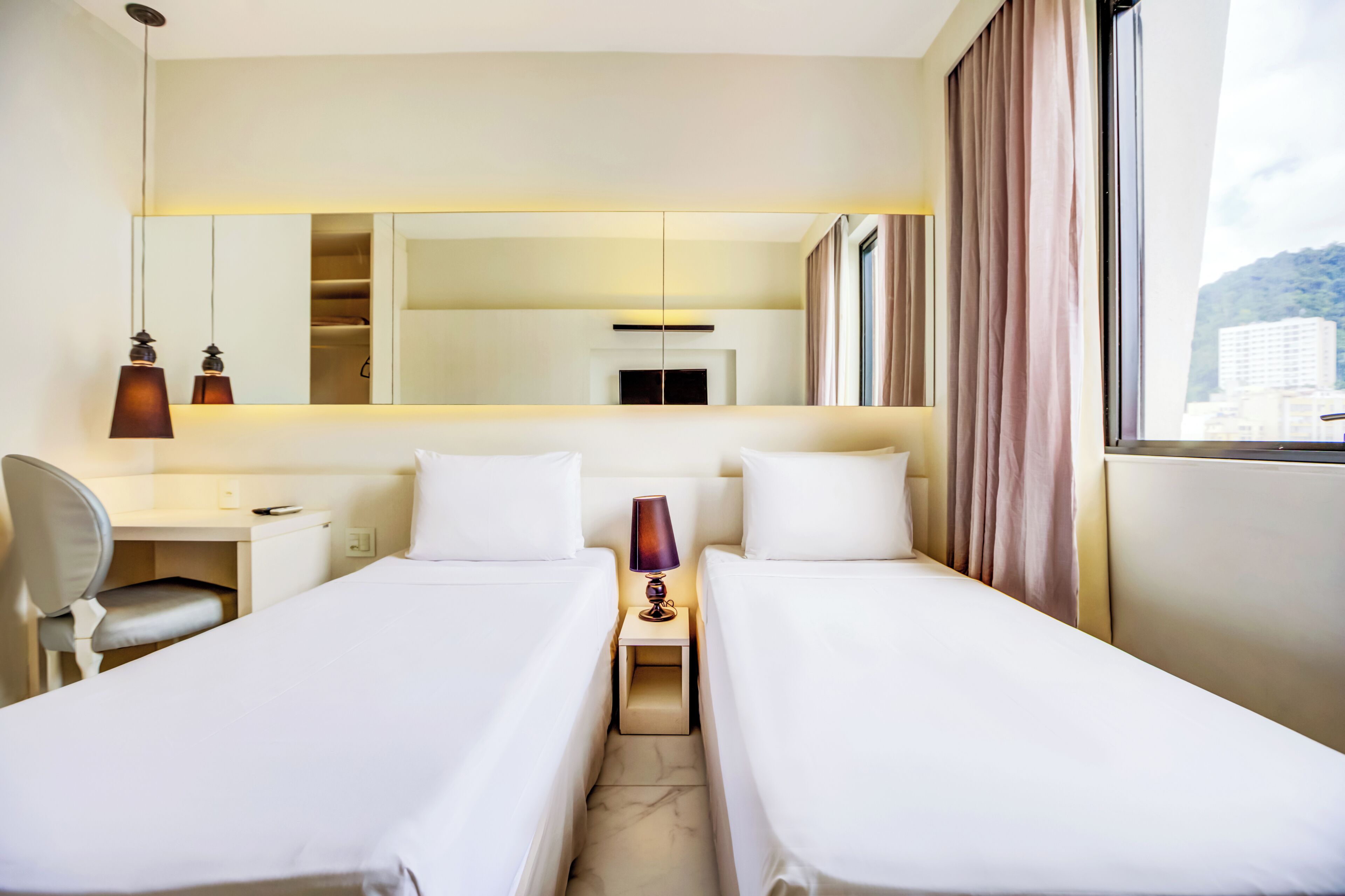 Luxo Twin Room | Minibar, cofre com capacidade para portátil 