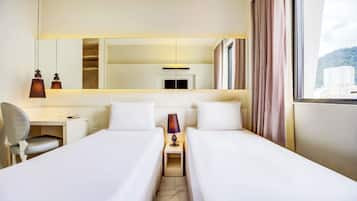 Luxo Twin Room | Minibar, cofre com capacidade para portátil