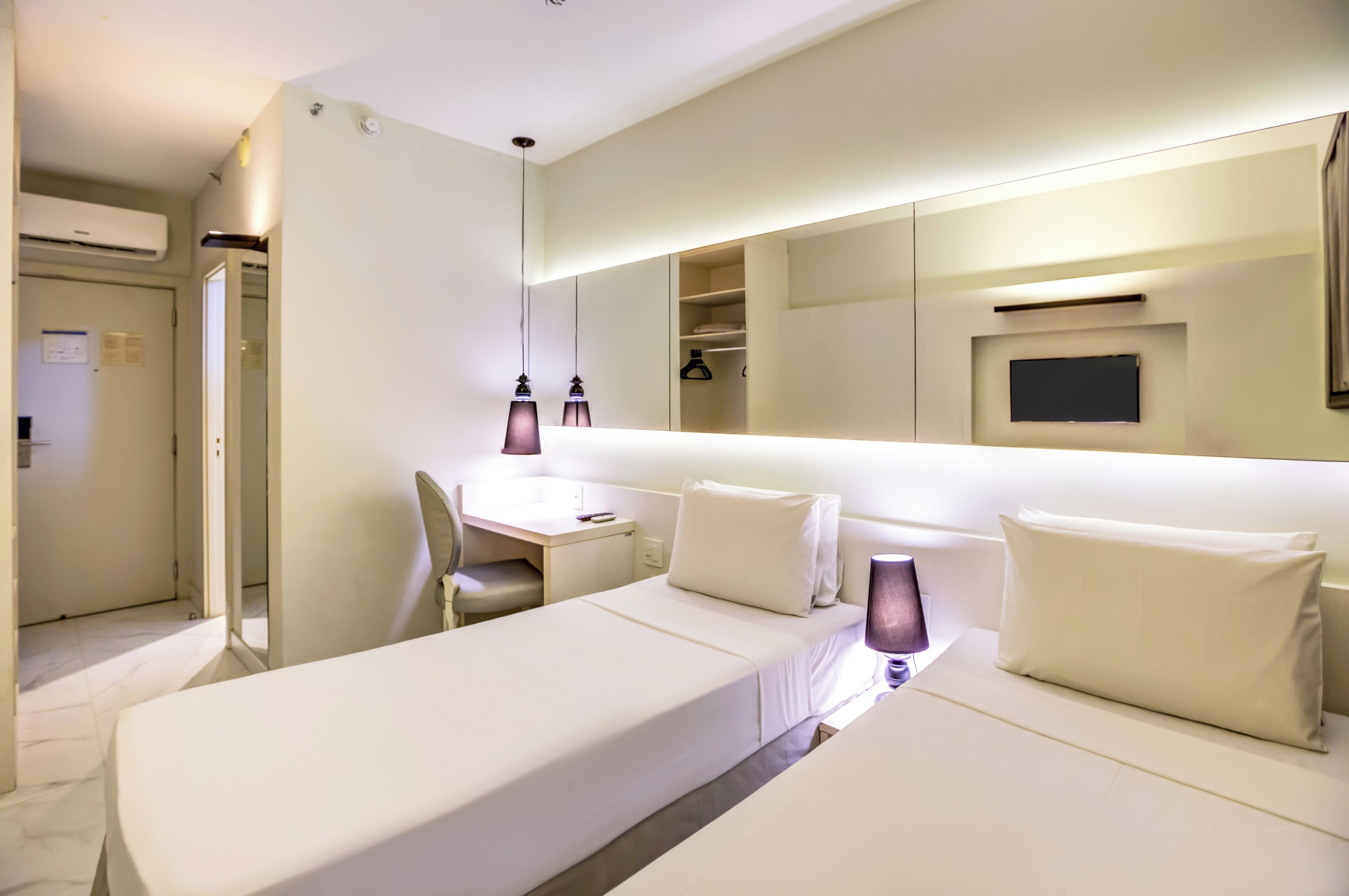 Luxo Twin Room | Minibar, cofre com capacidade para portátil 