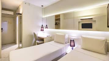 Luxo Twin Room | Minibar, cofre com capacidade para portátil