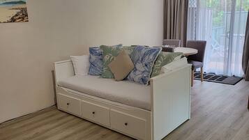 Apartamento | Sala de estar | TV de ecrã plano, leitor de DVD, filmes pagos