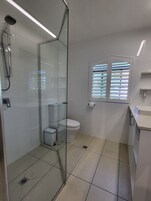 Apartamento | Banheiro | Chuveiro, chuveiro com efeito de chuva, produtos de toalete grátis 