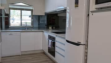 Apartamento | Cozinha privada | Geladeira grande, micro-ondas, cooktop, lava-louças