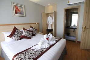 Quarto Duplo Deluxe, vista para o rio | Roupa de alta qualidade, cofre no quarto, secretária